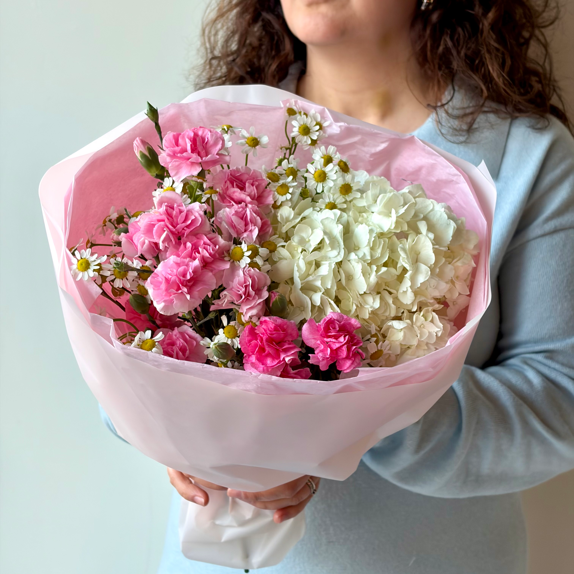 Нежный букет из гортензии, ромашек и диантусов #1031