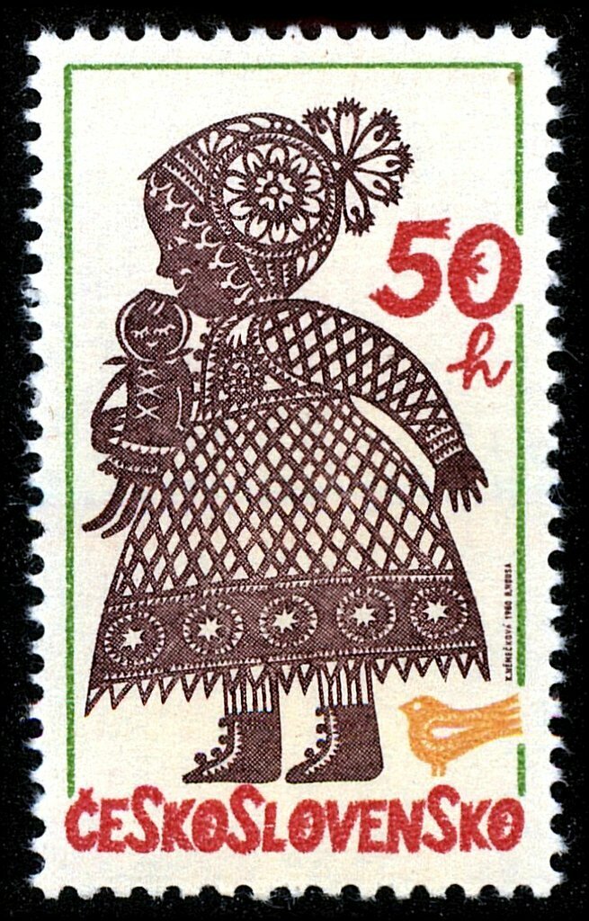 (1980-038) Марка Чехословакия "Девочка с куклой" Силуэты III