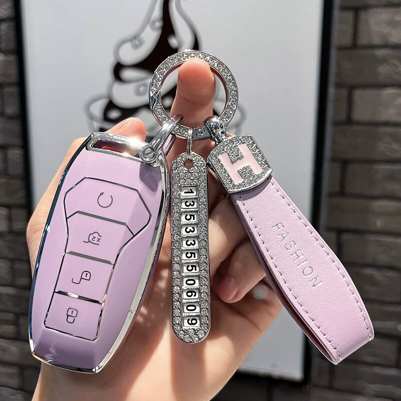 Ключевой брелок BYD F-Type Smart 4-Key с фиолетовой оболочкой, фиолетовым кожаным шнуром с камнем и серебряной биркой