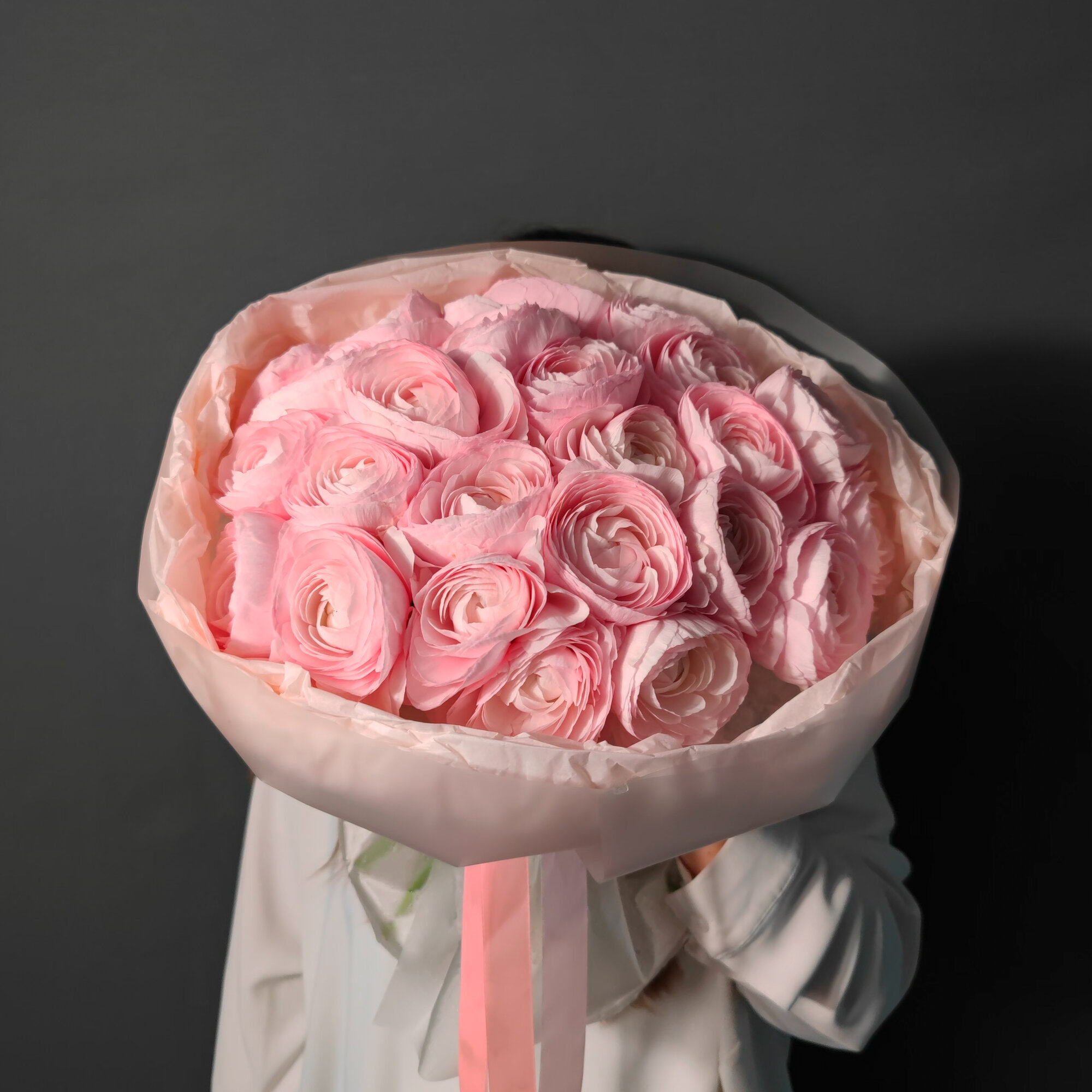 Цветы / Большой монобукет из 25 розовых ранункулюсов в дизайнерской упаковке