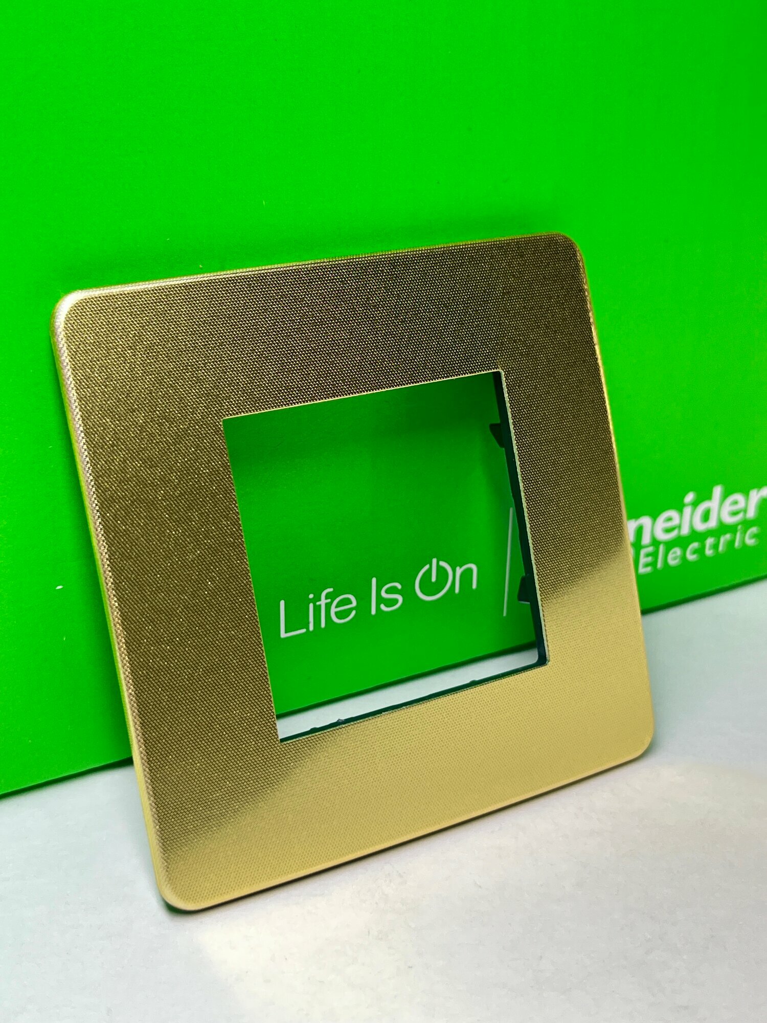 Рамка 1 пост. Schneider Electric Unica Studio Золото/антрацит NU280262