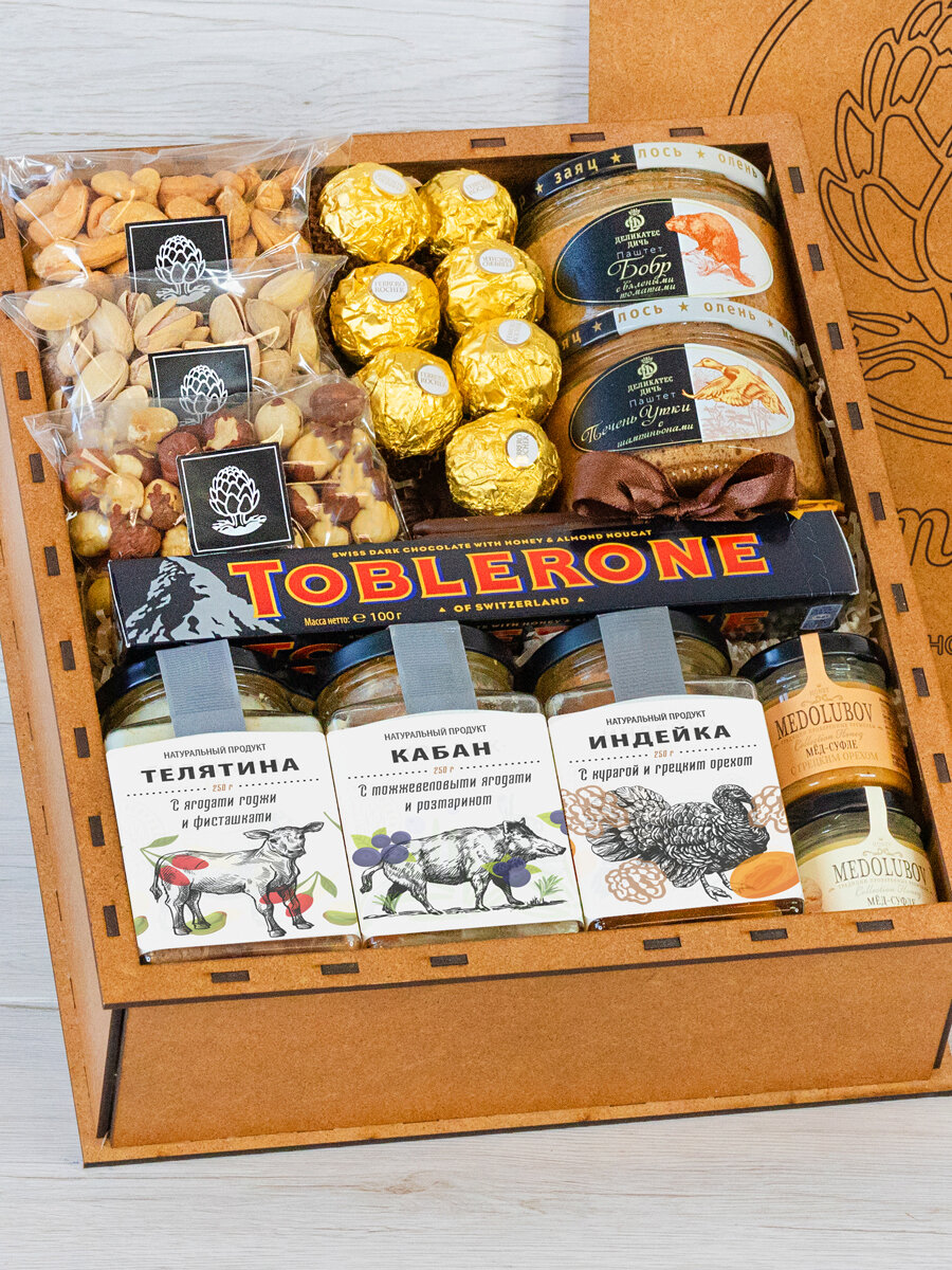 Подарочный набор с орехами, паштетом из бобра и утки, томлёным мясом из телятины, кабана и индейки #2192