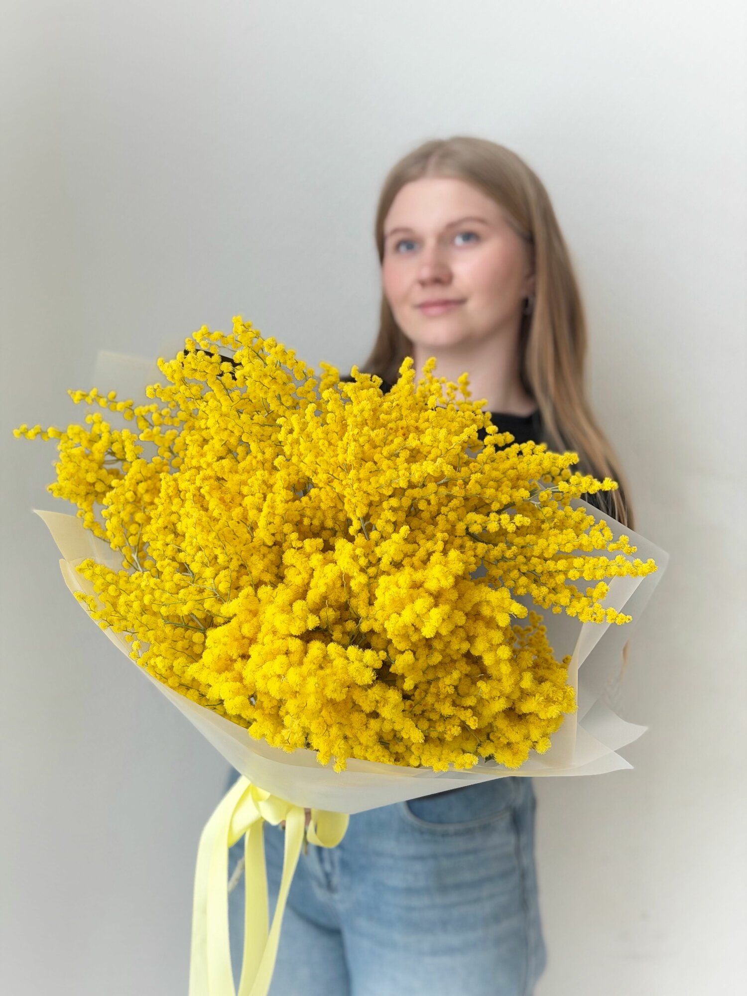 Монобукет "Солнце в руках", мимоза, желтый, 8 марта подарок цветы