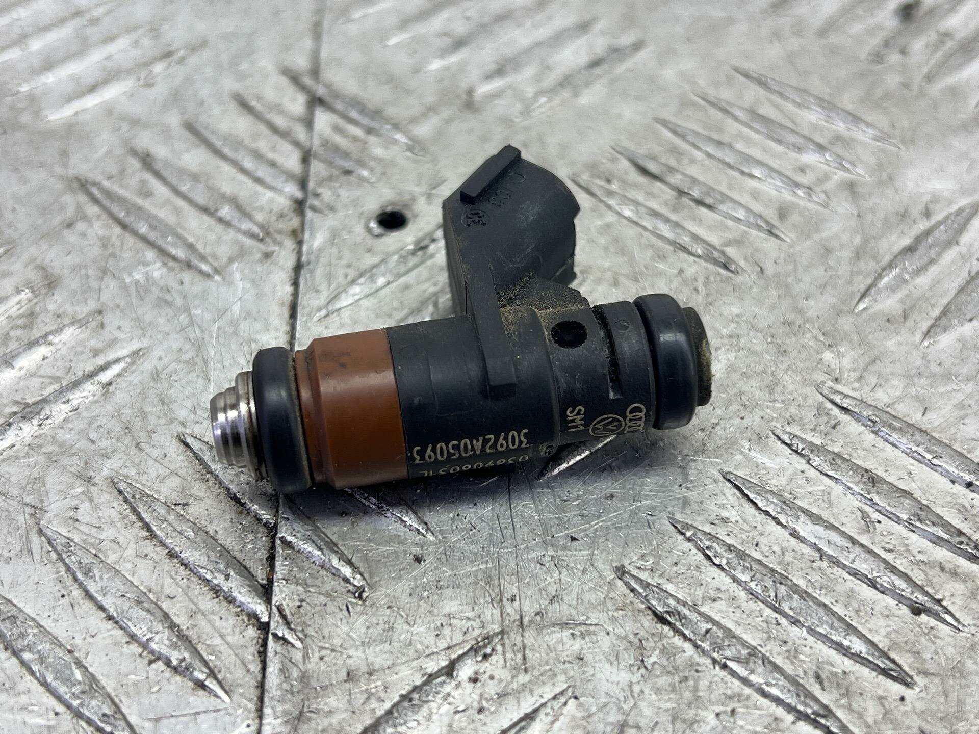 Форсунка топливная Volkswagen Polo 4 (2001 - 2005) 036906031L