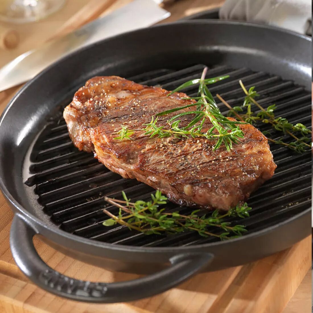 Сковорода-гриль чугунная Staub круглая, 26 см, с двумя ручками, черная