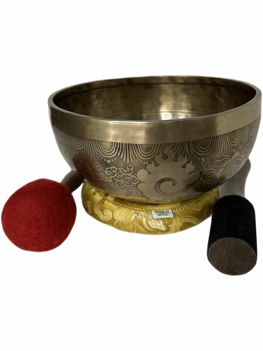 Тибетская поющая чаша тёмная с буддийскими символами (кованая): диаметр 21.31 см, нота Сол, 193 Гц, частота вибрации: 309 Гц, в комплекте со стиком и подушечкой