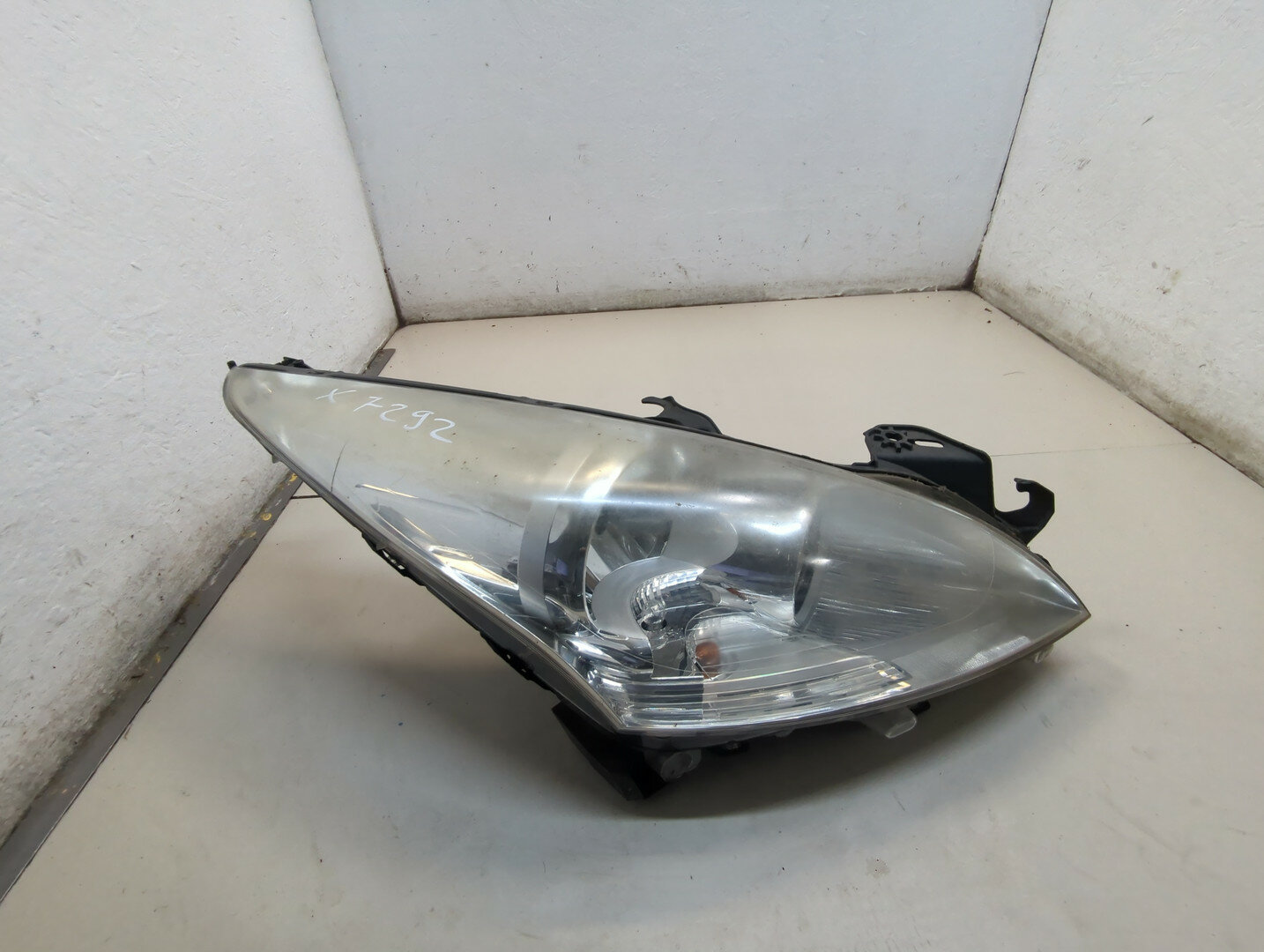 Фара (передняя) правая Peugeot 3008 Б/У