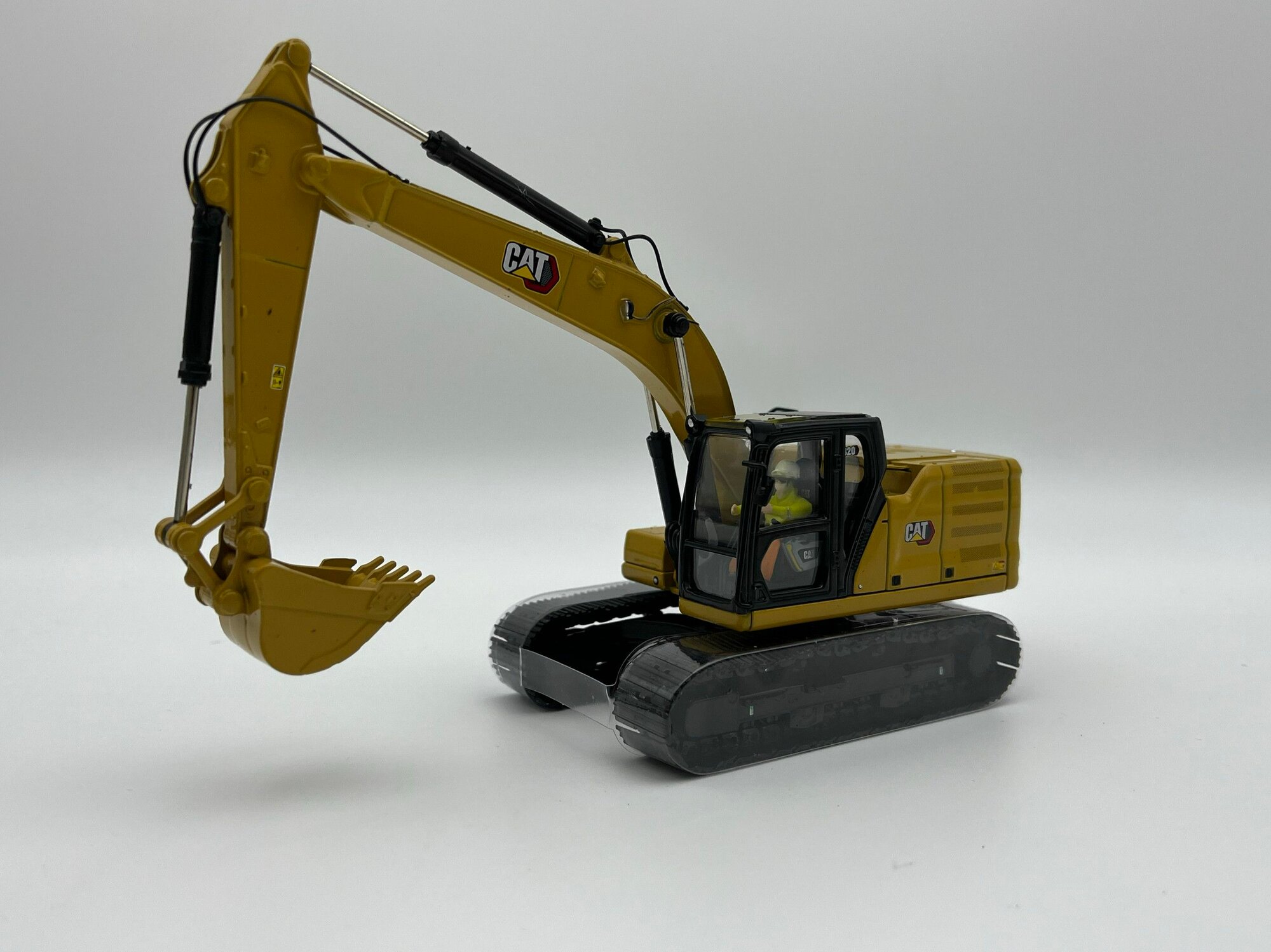 DM 1/50 CAT 320 Экскаватор Caterpillar Инженерная модель из литого под давлением металла с гусеничным ходом из сплава, без цветной коробки