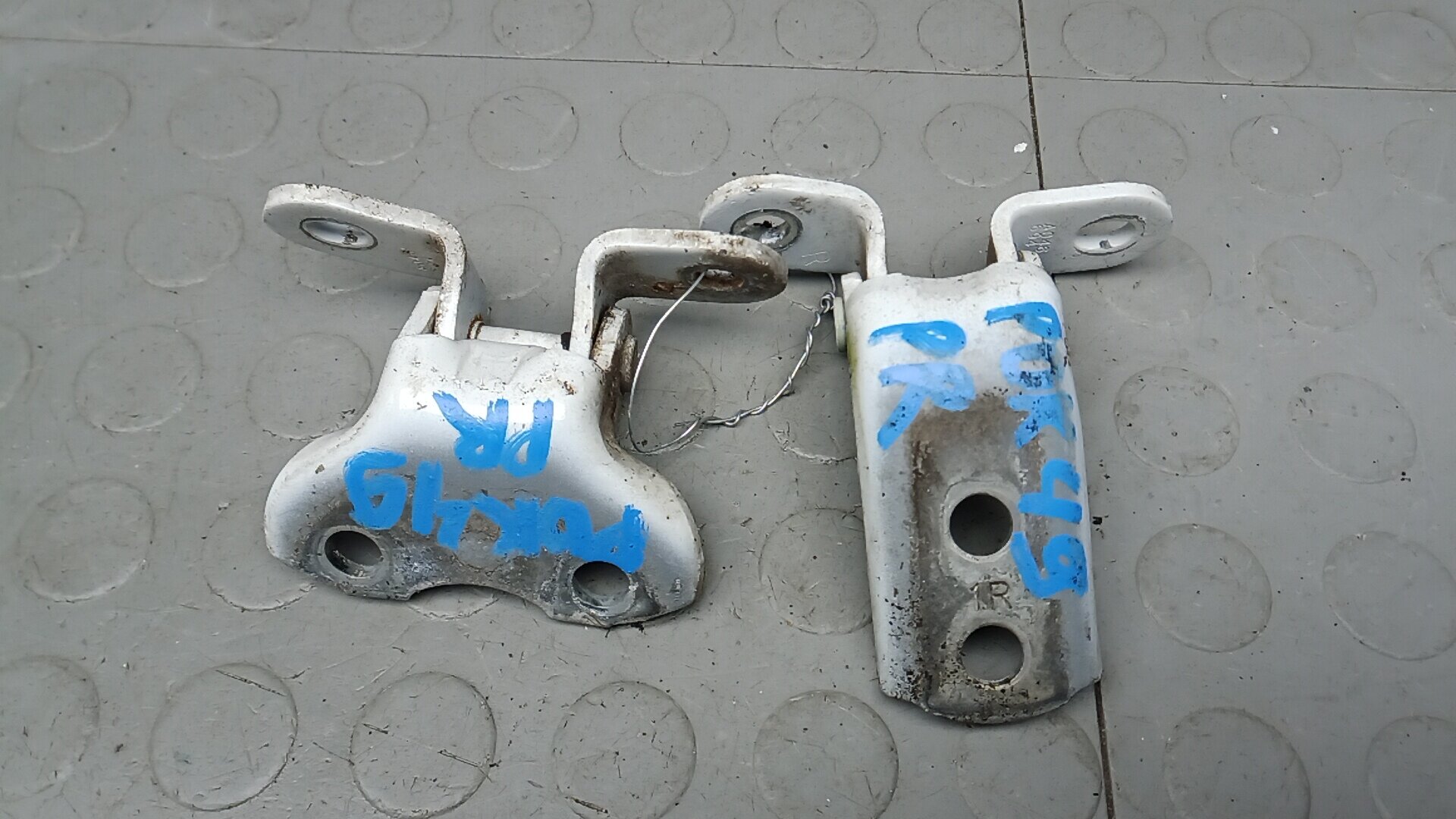 Петля передняя правая TOYOTA RAV 4 CA40, Номер 6871012151, 6873012120