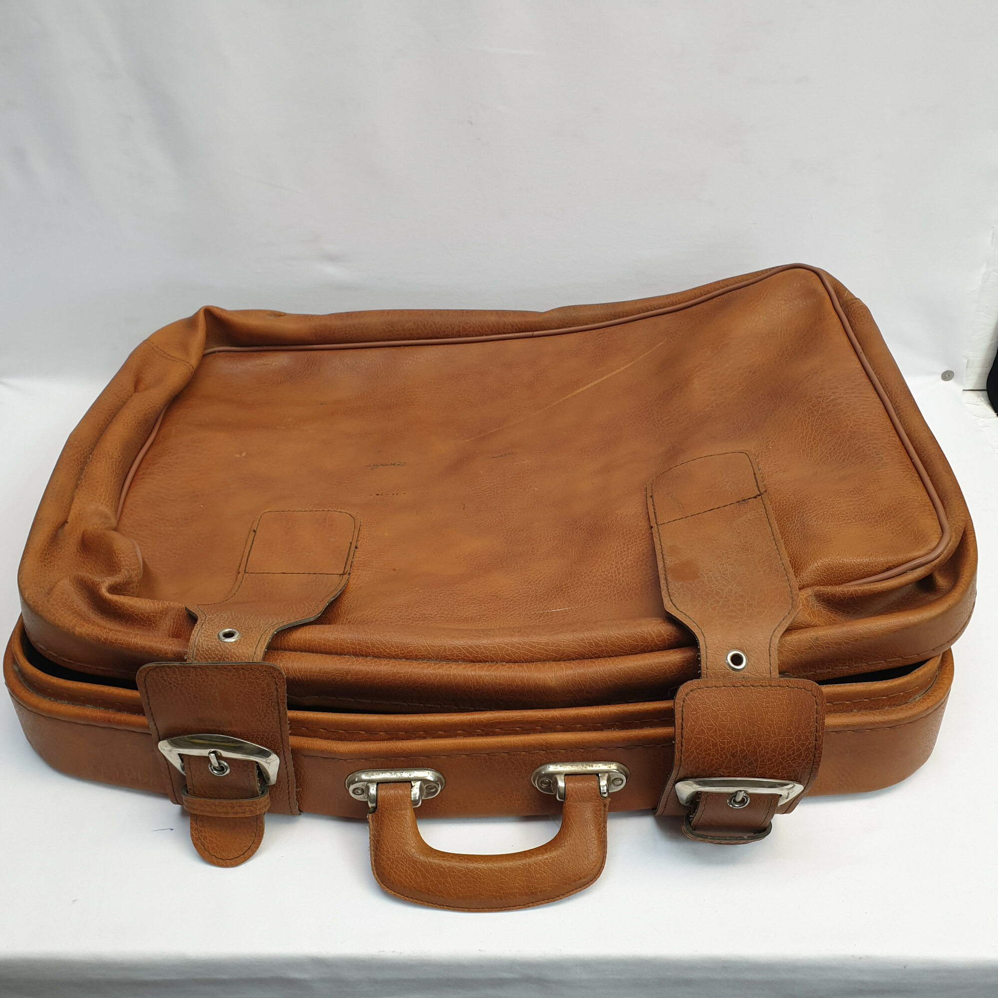 Винтажный чемодан 65х45х16 см, кожзам, фурнитура металл, СССР.