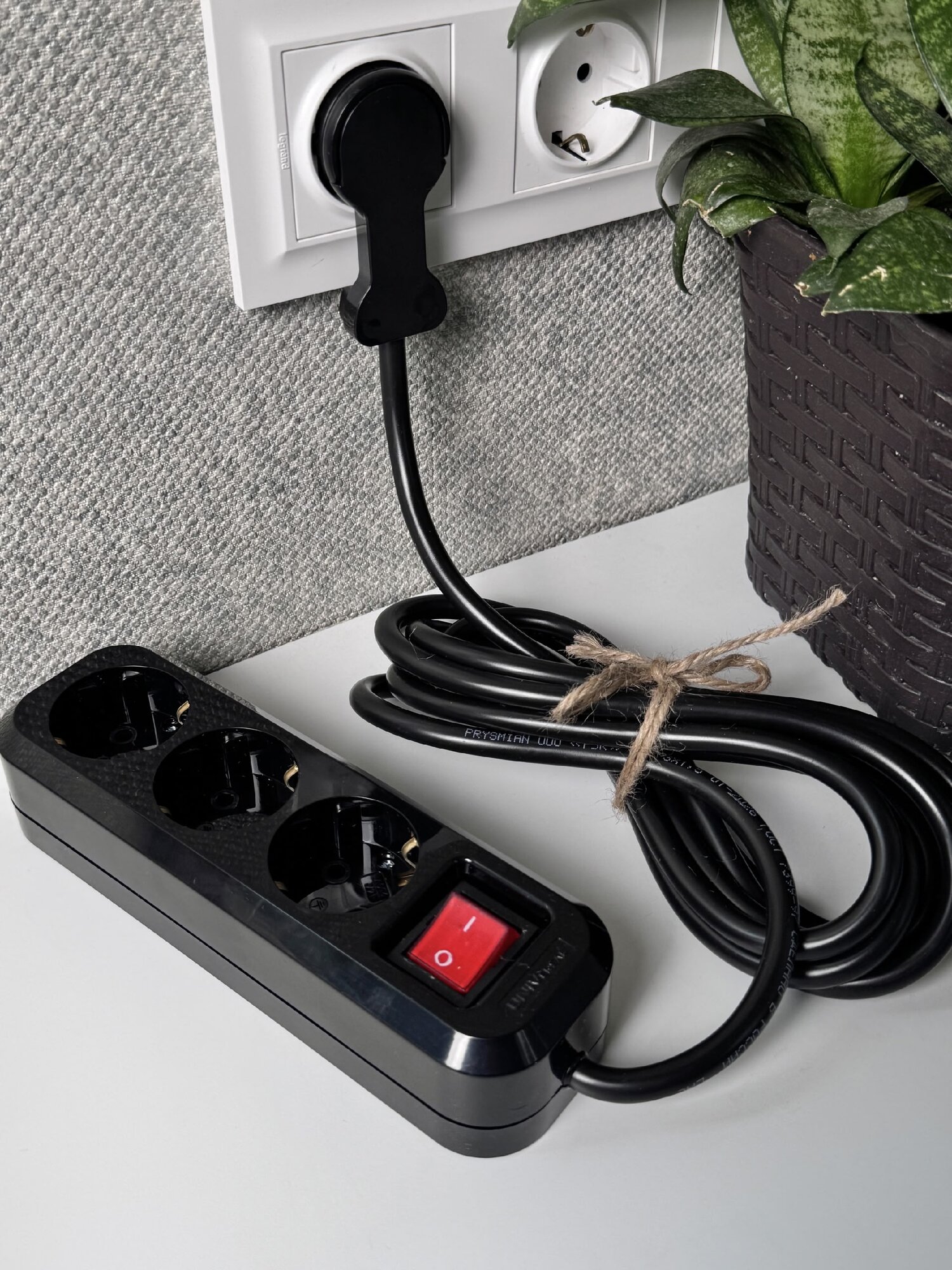 Удлинитель 3м с/з с мини плоской потайной вилкой невидимкой 3: розетки с вкл чёрный