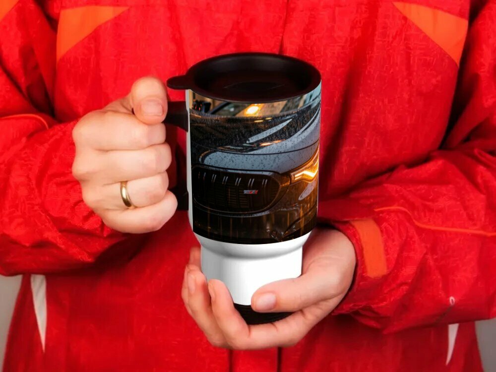 Тремокружка для авто с принтом "Спортивный автомобиль в дождливом городе. Чёрное купе премиум-класса на мокрой ночной улице, яркие жёлто-оранжевые огни фар и фонарей." 0.5 л.