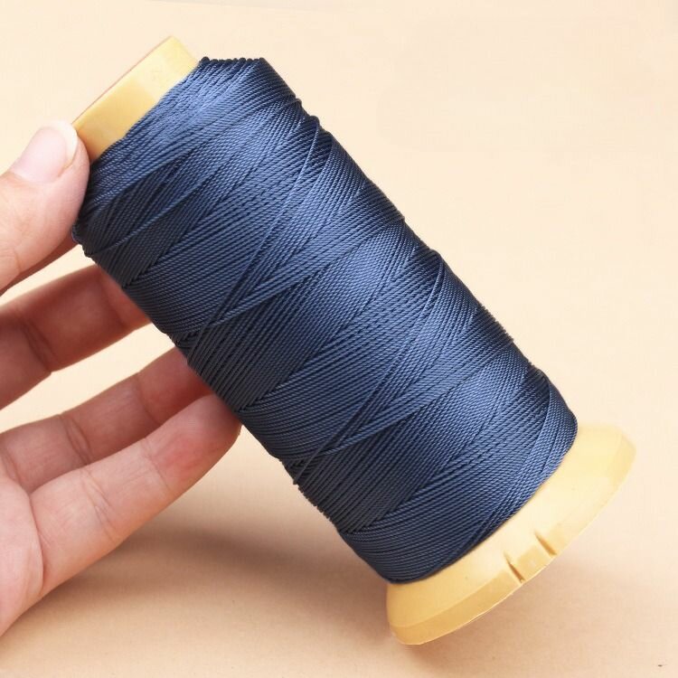 Браслет из плетеной проволоки в виде башни из нитей