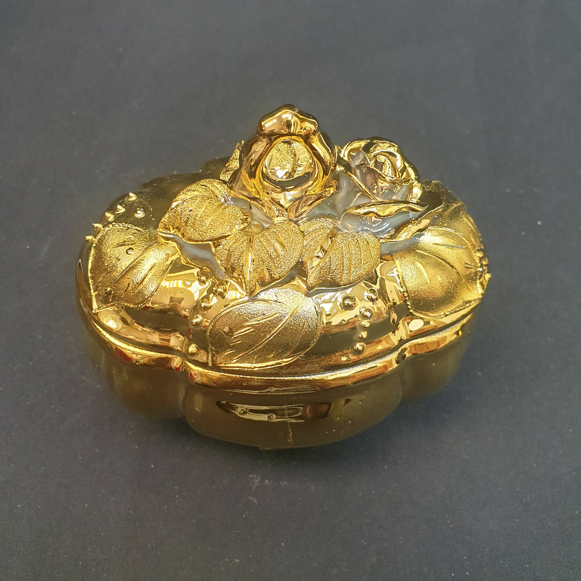 Сахарница фарфоровая винтажная, СССР. Розы, листья, роспись золотом.