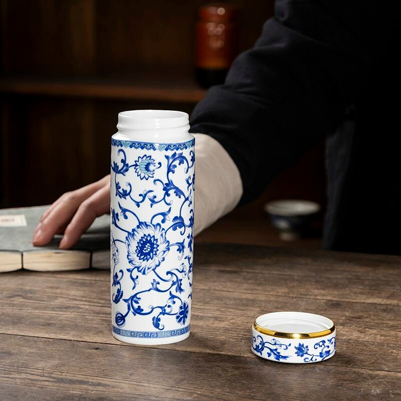 Керамическая эмалированная кружка с двойным слоем внутренней подкладки, изолированная, сине-белая фарфоровая чашка для офиса с крышкой, портативная подарочная кружка для воды