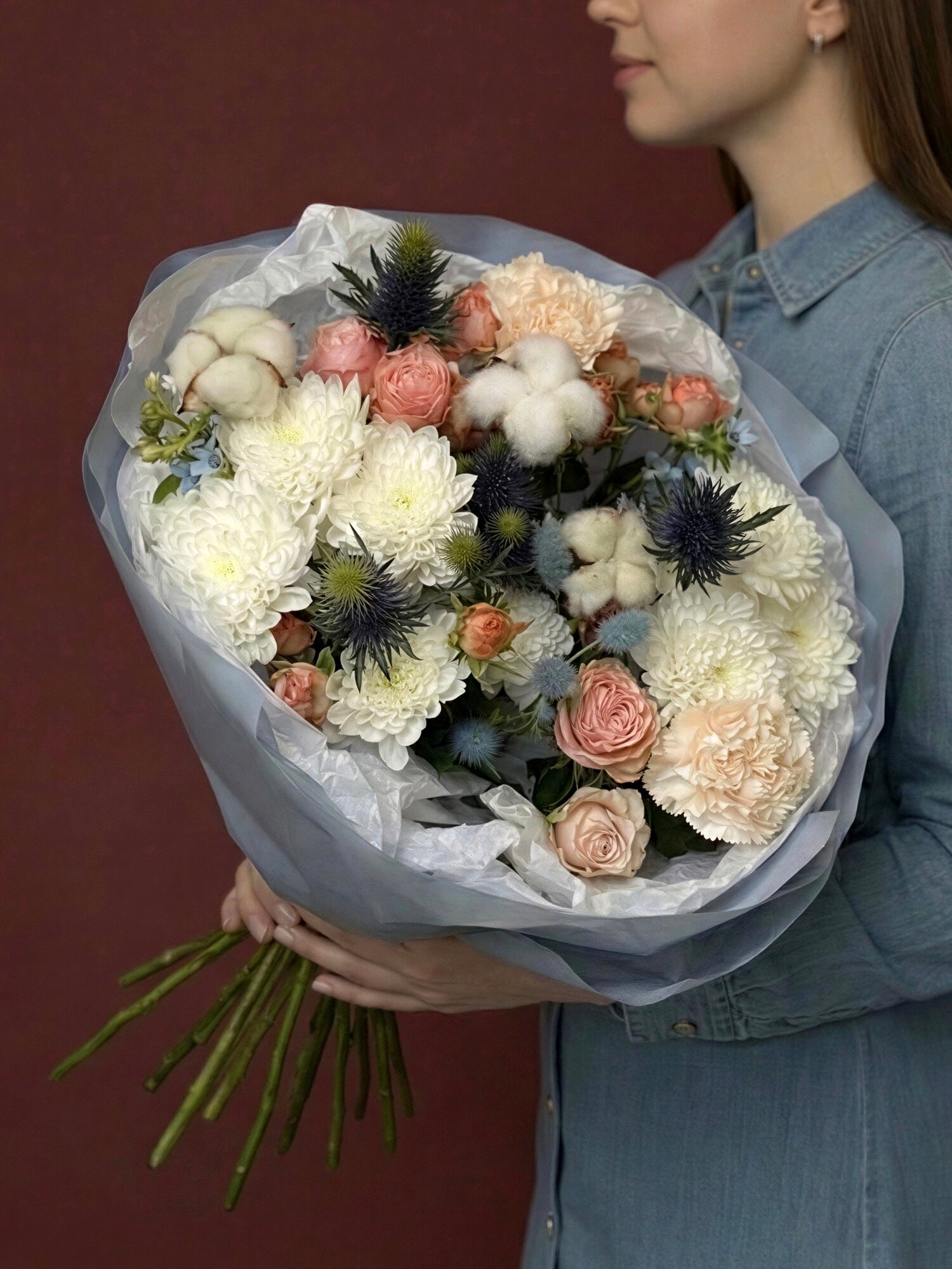 Сборный букет "Сумерки" с эрингиумом, хризантемой и кустовой розой