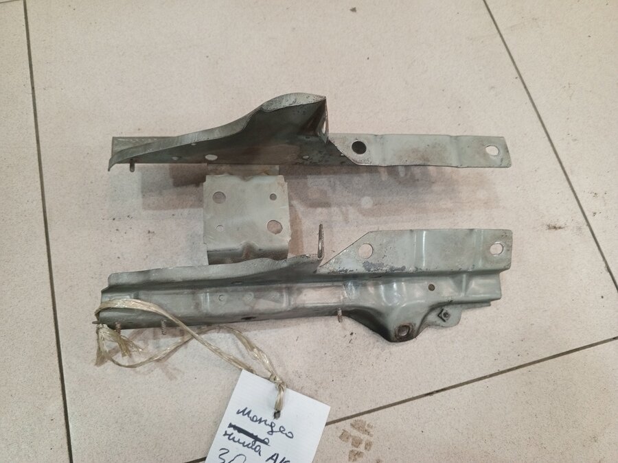 Крепление аккумулятора от Ford Mondeo 3 2000-2007