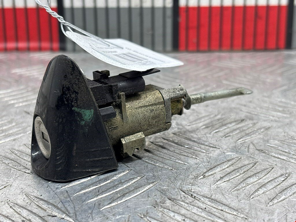 Личинка дверного замка Mercedes C-Class (W203) арт. 2274118