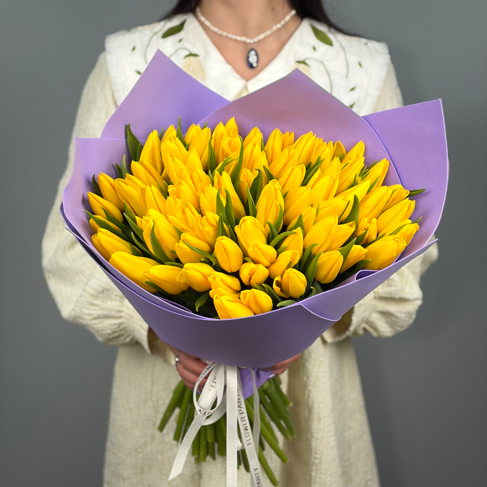 Букет из 51 желтых тюльпанов в стильной упаковке. «365 Поводов» - живые цветы с доставкой