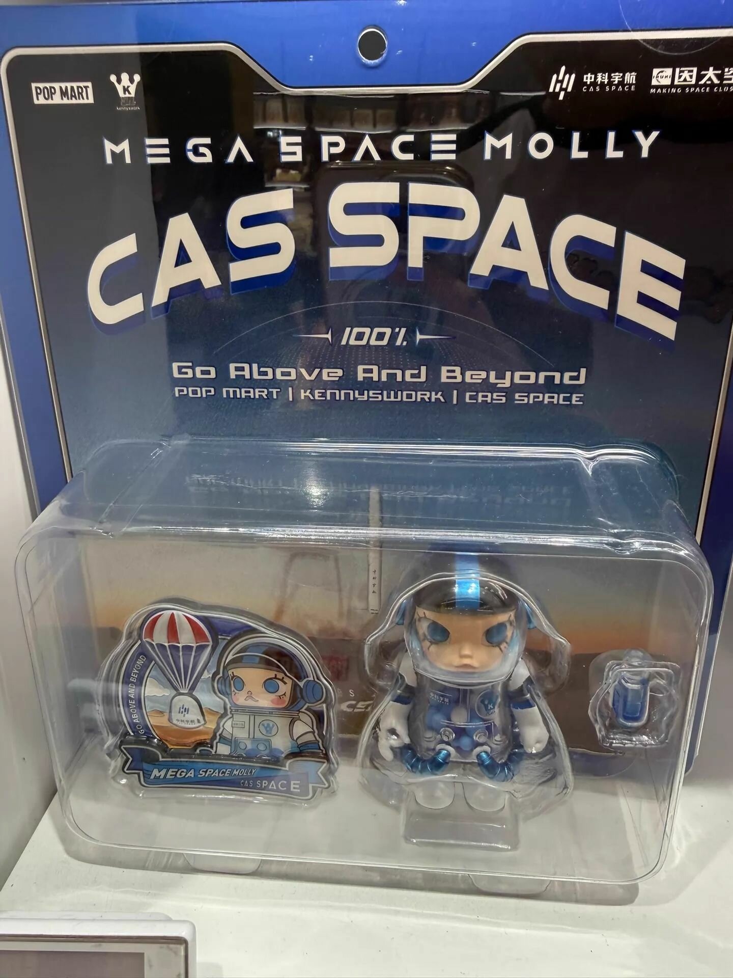 Коллекционная фигурка Мега Спейс Молли 100% в стиле космоса CAS Space с аксессуарами и значком