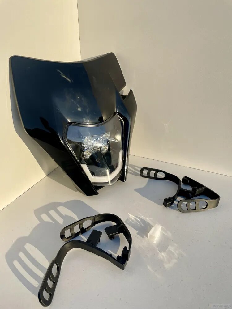 Светодиодная фара для эндуро мотоцикла тип КТМ с креплениями, черная