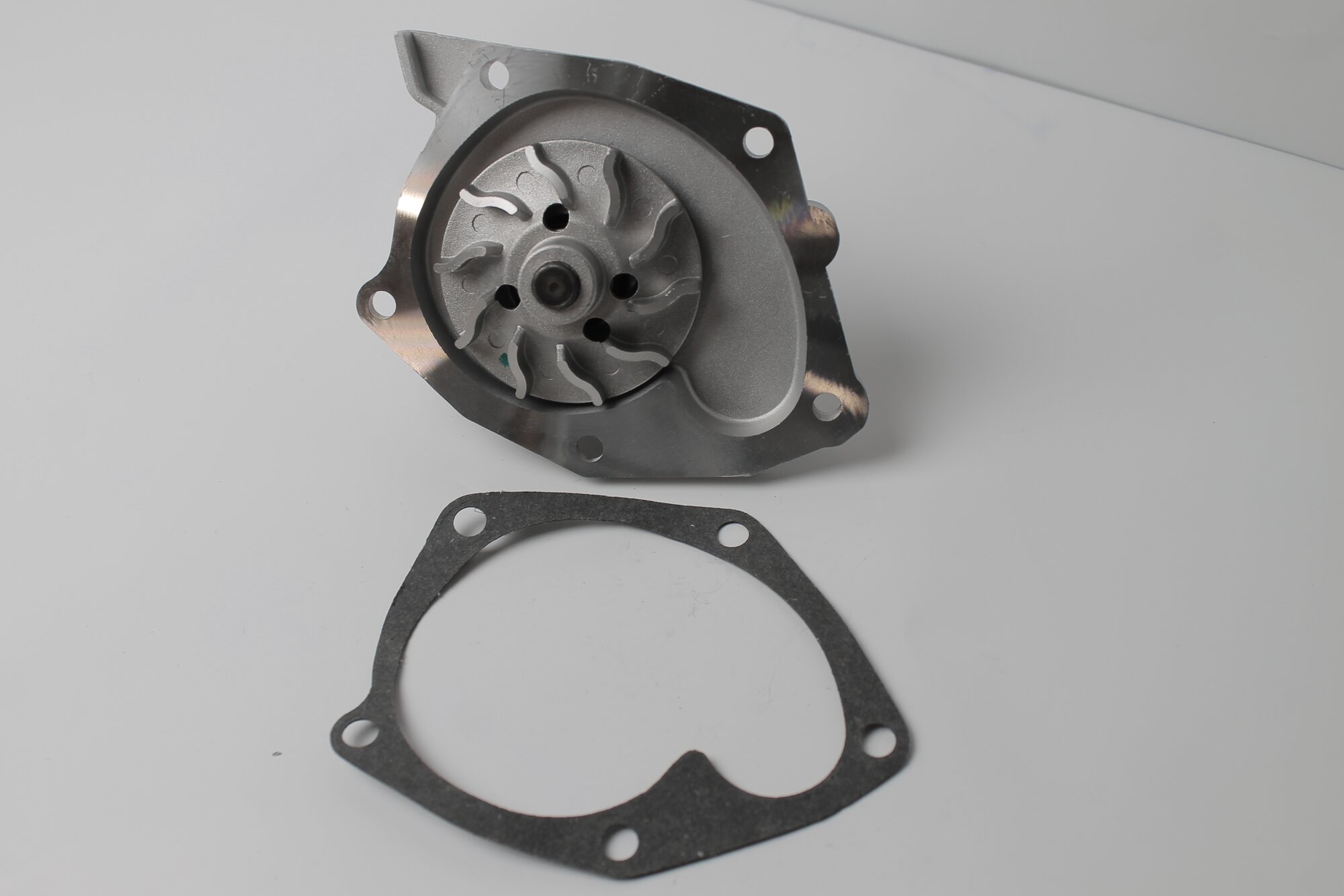 Насос водяной помпа двигателя RENAULT Duster 1/2, Megane 1/2, Scenic 1/2 NISSAN Terrano D10, 2.0