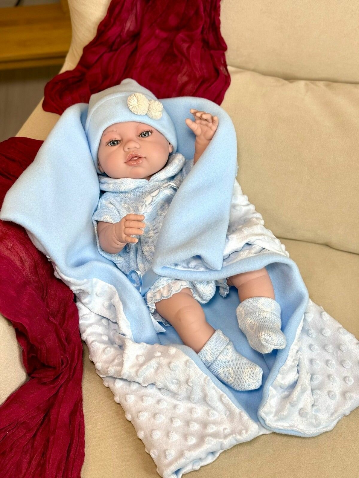 Кукла Berbesa виниловая 42 см Recien Nacido с пледом