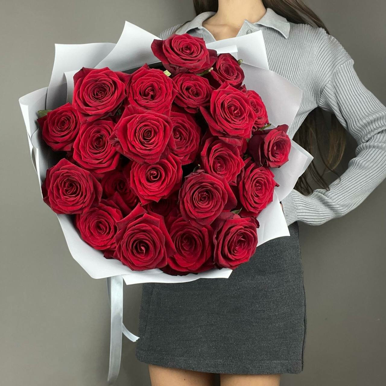 Букет из красных роз 25 шт, матовая пленка, атласная лента, высота 50 см