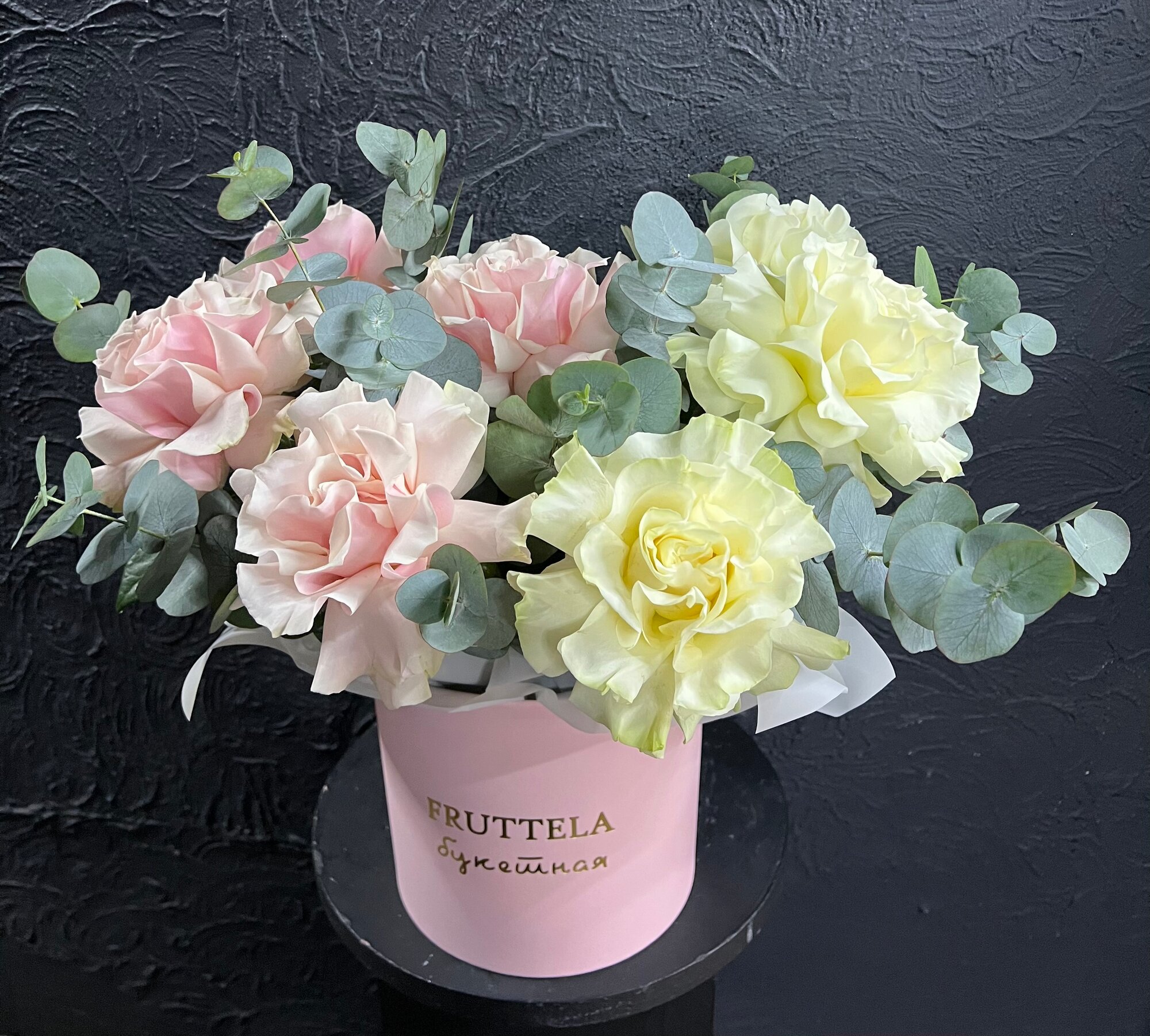 Букет "Белые и нежно-розовые розы с эвкалиптом", в шляпной коробке