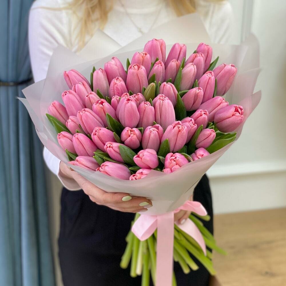 Живые цветы букет из 35 розовых тюльпанов в подарочной упаковке