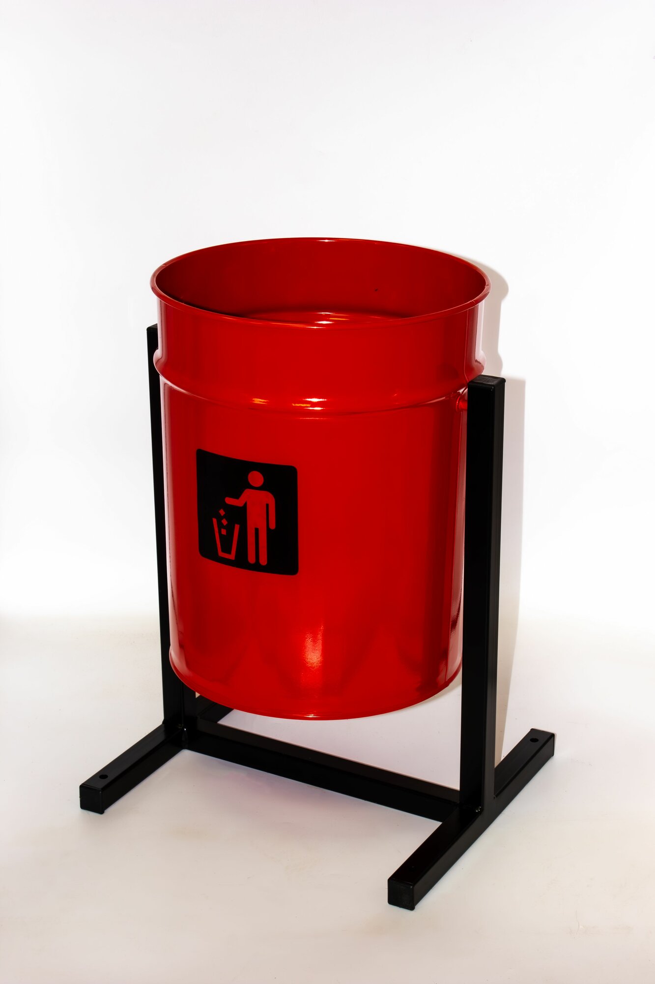 Урна Т металлическая уличная круглая с квадратными ножками красная