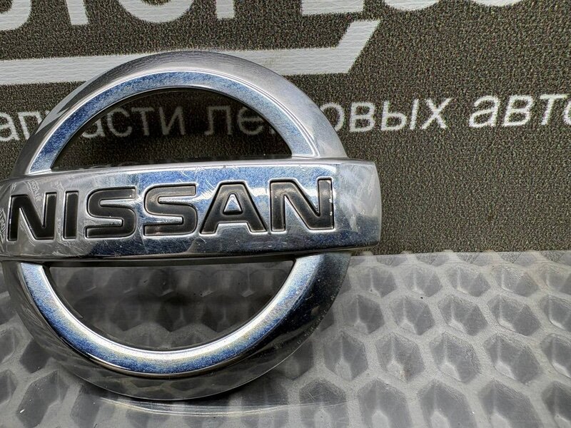 Эмблема Задний Nissan Note 2008-2013 (CR14) Б/У с пробегом Арт. 90890AU40A — фото 1