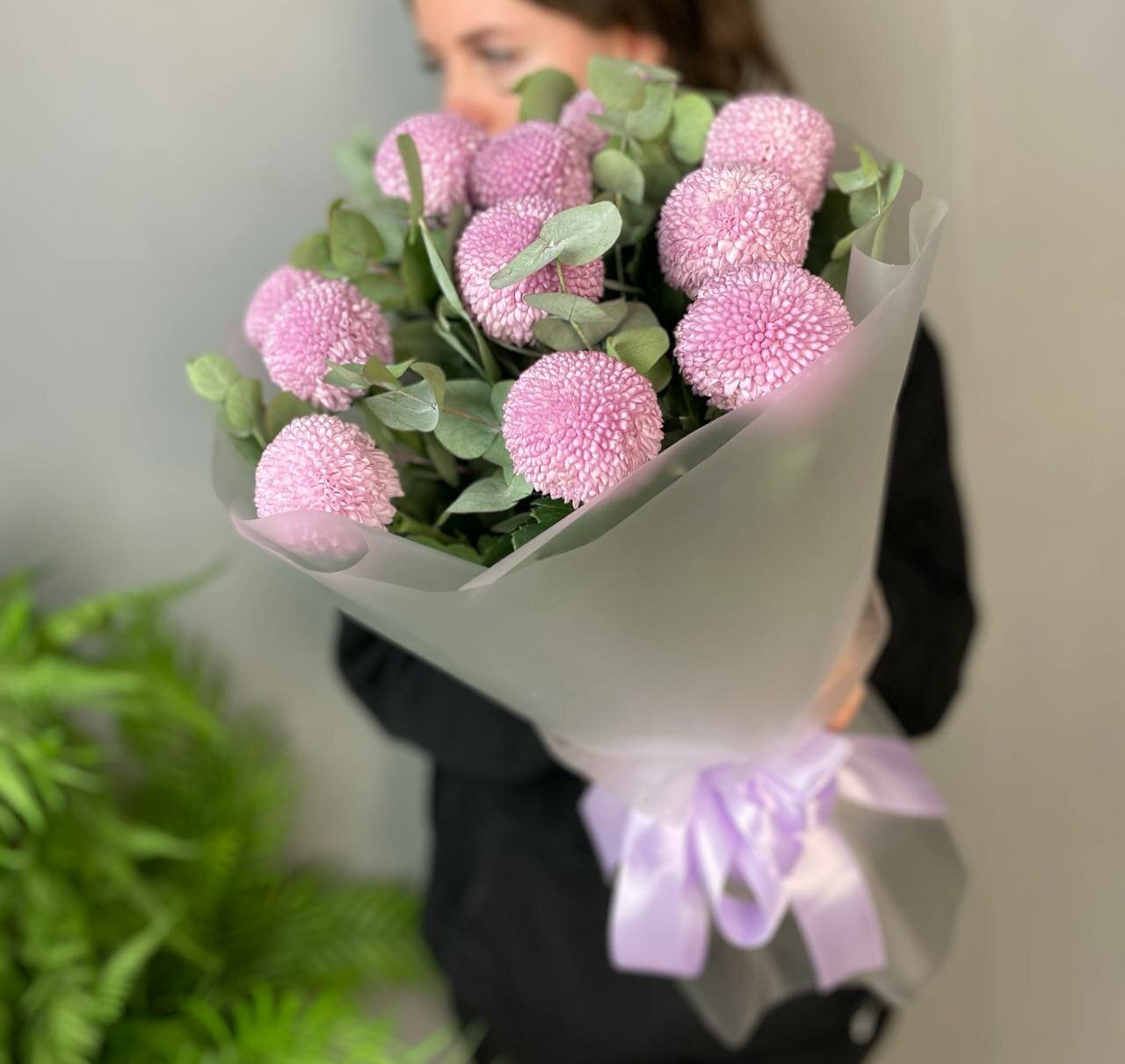 Букет хризантем с эвкалиптом, 11 одноголовых розовых хризантем Момока, премиум оригинальный букет цветов с доставкой