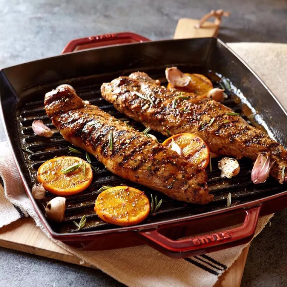 Сковорода-гриль чугунная Staub квадратная с 2 ручками, 23 см, вишневая