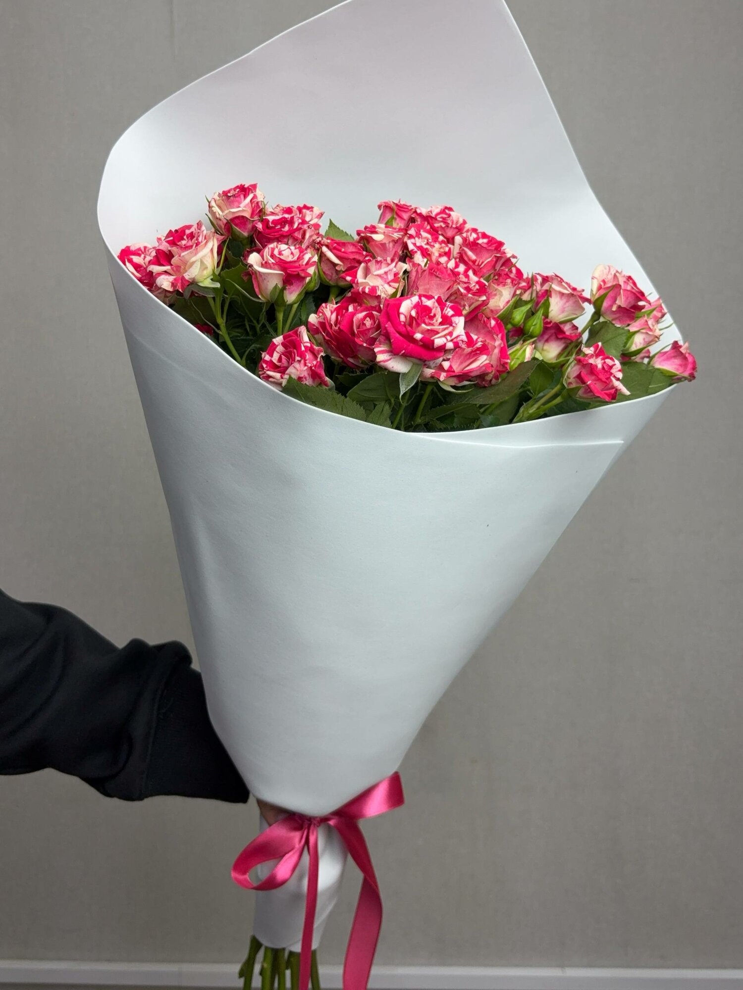 Румянец на снегу: 9 кустовых роз Ворон бело-розовые – FRESH FLORA купить свежие цветы с доставкой