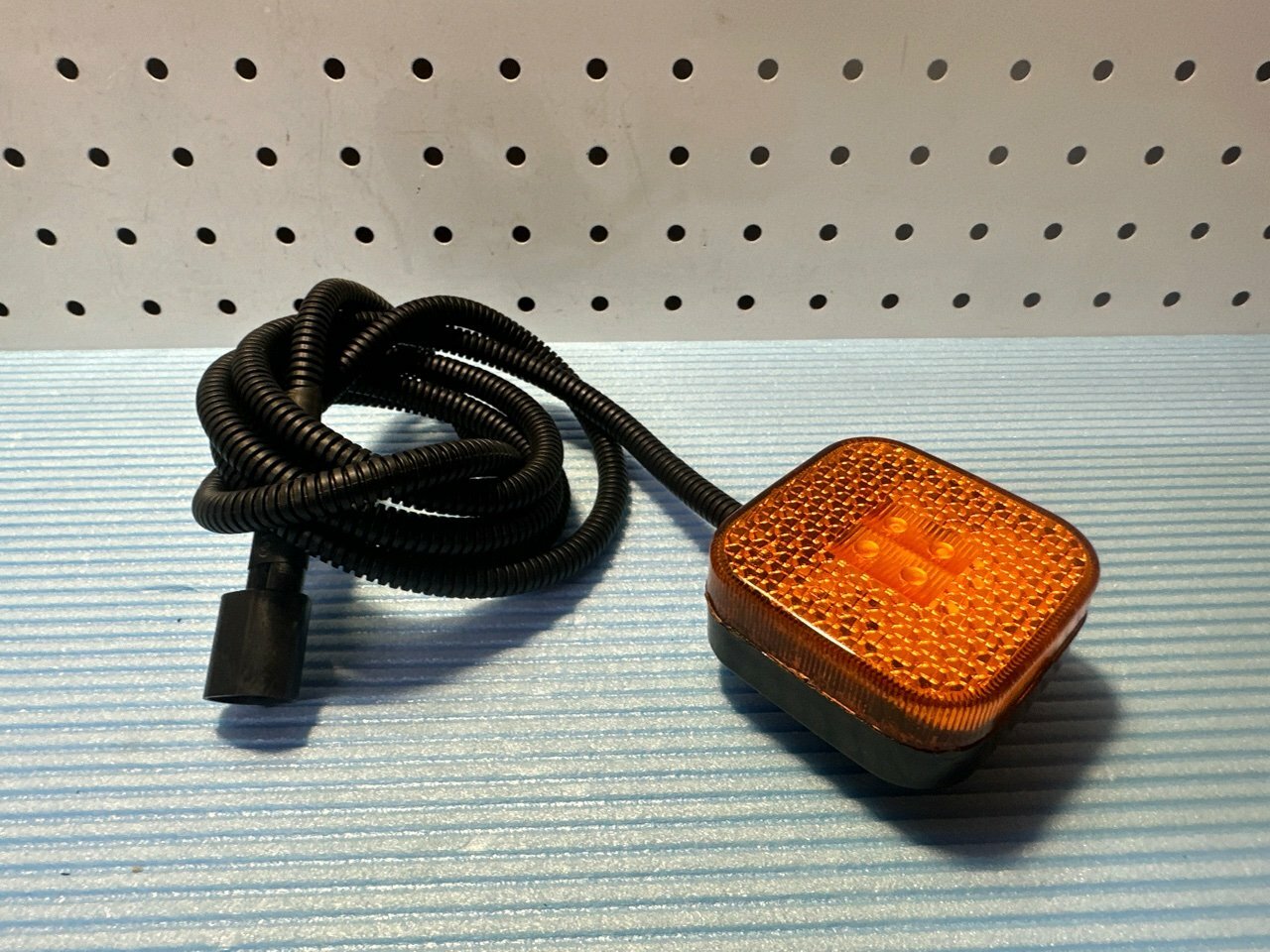 Фонарь габаритный LED с кабелем LED MAN F2000/L2000/TGA/TGS/TGX 93>(МАН)