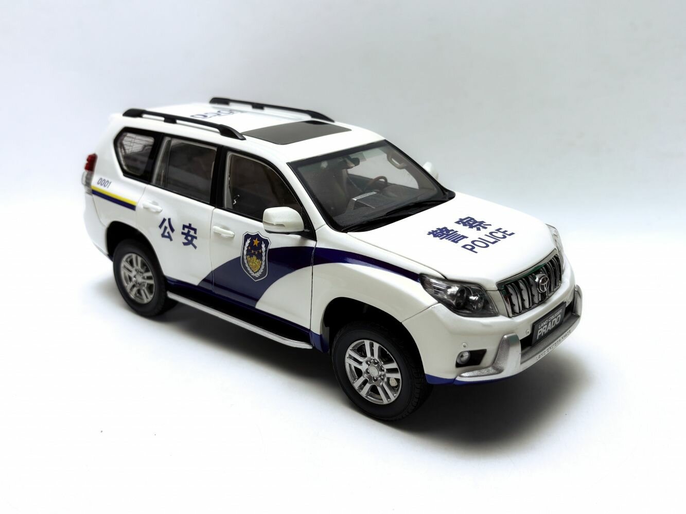 Модель автомобиля Toyota Prado из сплава в масштабе 1:18