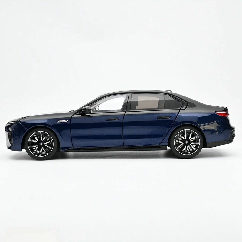 Машинка MINICHAMPS 1:18 BMW i7 M70 G70 2024 Модель легкосплавного автомобиля