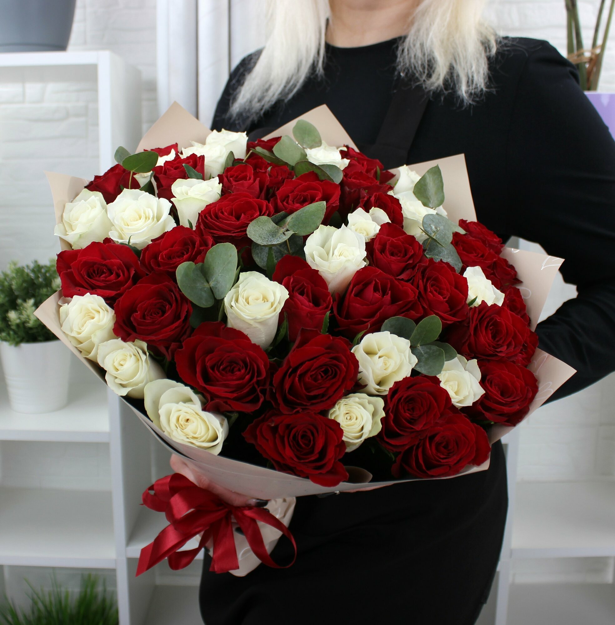 Монобукет THE FLOREAL красная и белая роза 51 штука, высота 40 см, с эвкалиптом