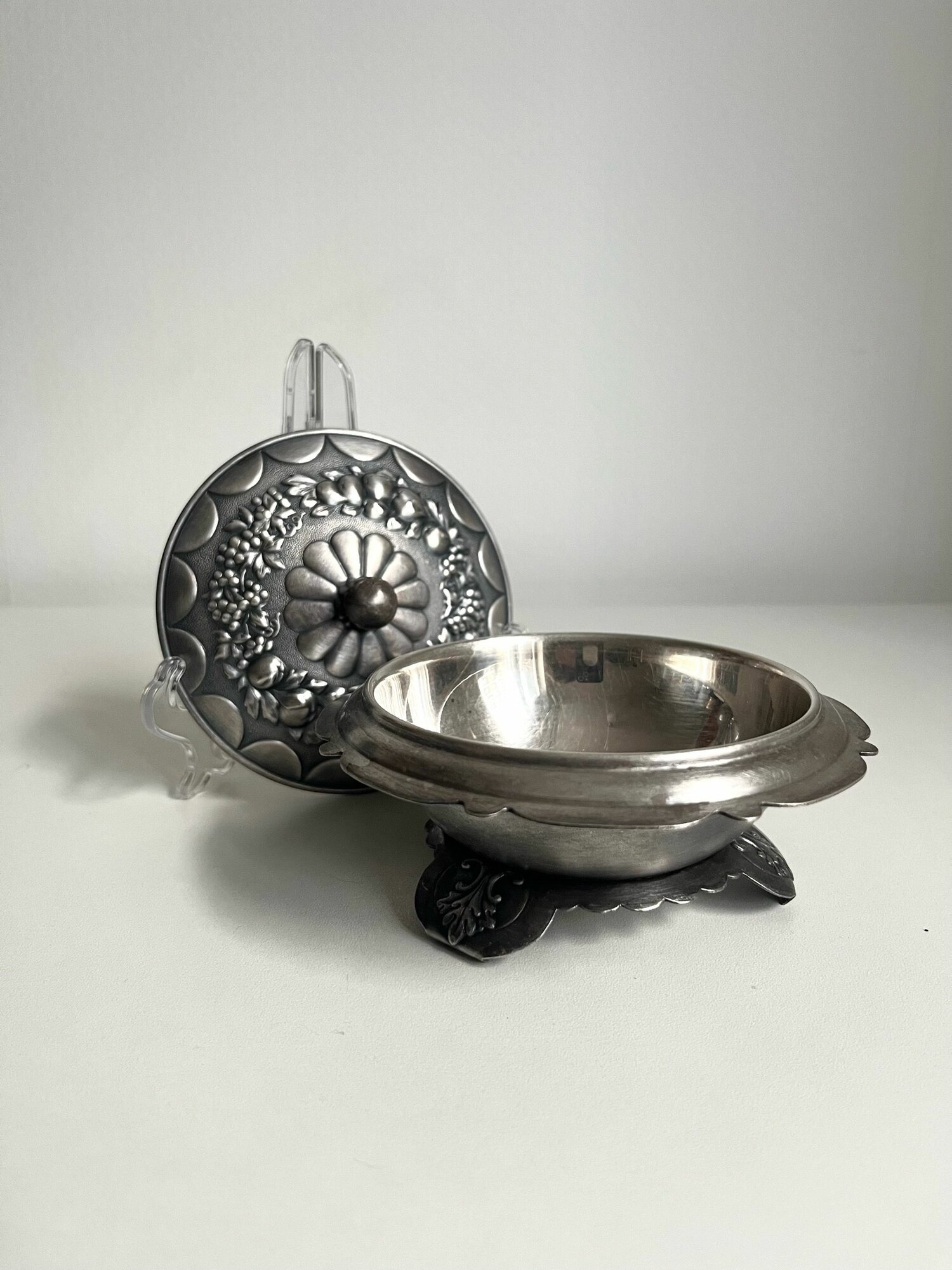 Икорница "Цветы и фрукты" Вереница , сахарница. Мельхиор. СССР. С крышкой. Диаметр: 12.5. Высота: 8 см.