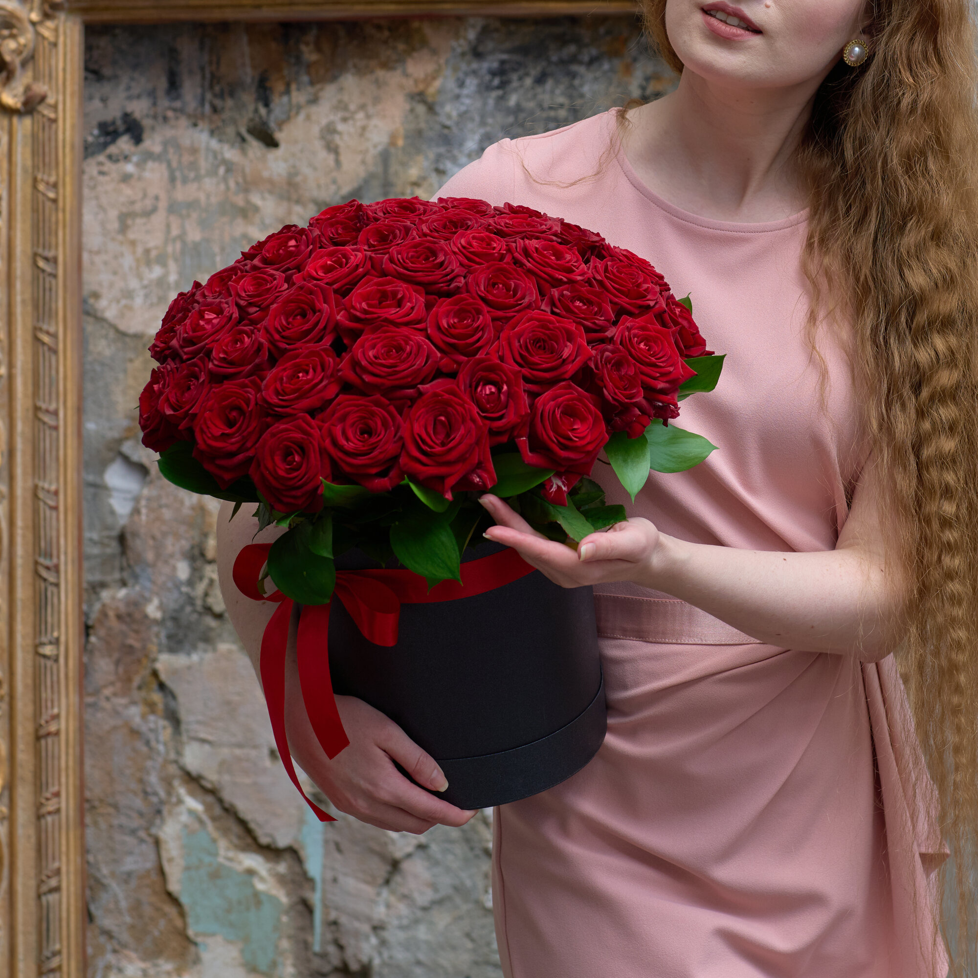 Цветы живые букет Flor-Pro Flowers из 51 красная роза Ред Наоми в черной шляпной коробке