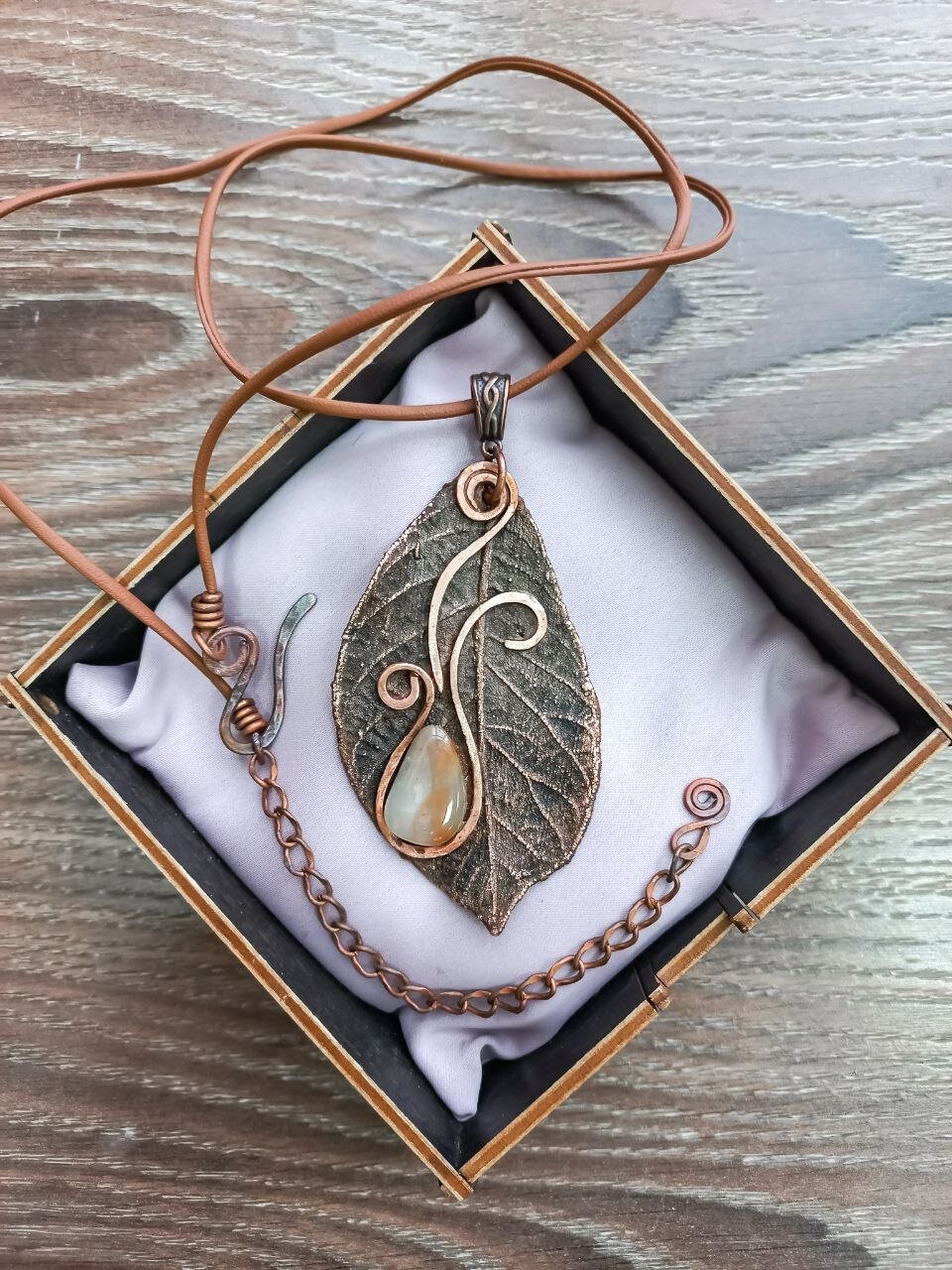 Необычный авторский кулон ручной работы из листика вишни