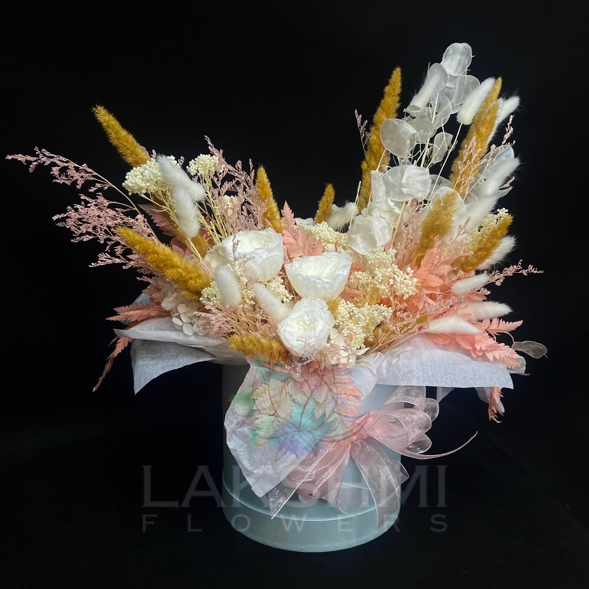 Сухоцветы в шляпной коробке / Стабилизированные цветы в шляпной коробке / Гортензия, розы, папоротник, лунария, лагурус