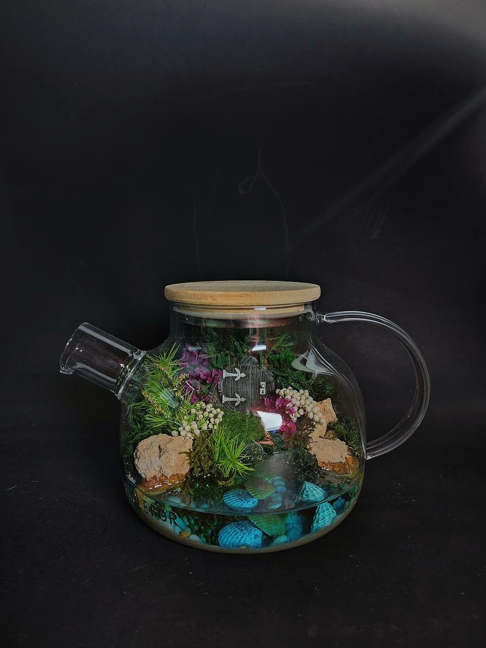 Моссариум из стабилизированных мхов с дверцей Хоббита в чайнике от Flolefor, 21x21x13 см (ДxШxВ)