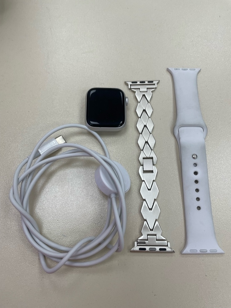 Смарт-часы Apple Watch SE 2022 (2GEN) 40mm Starlight Aluminum Case with Starlight Sport Band (Серебристый), Б/У, Уценка