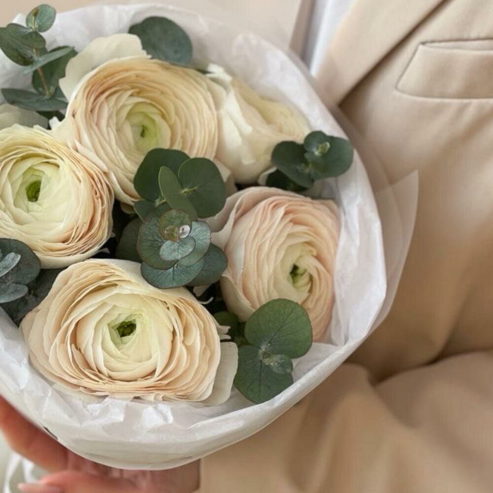 Ранункулюсы с эвкалиптом 5 шт к 14 февралю