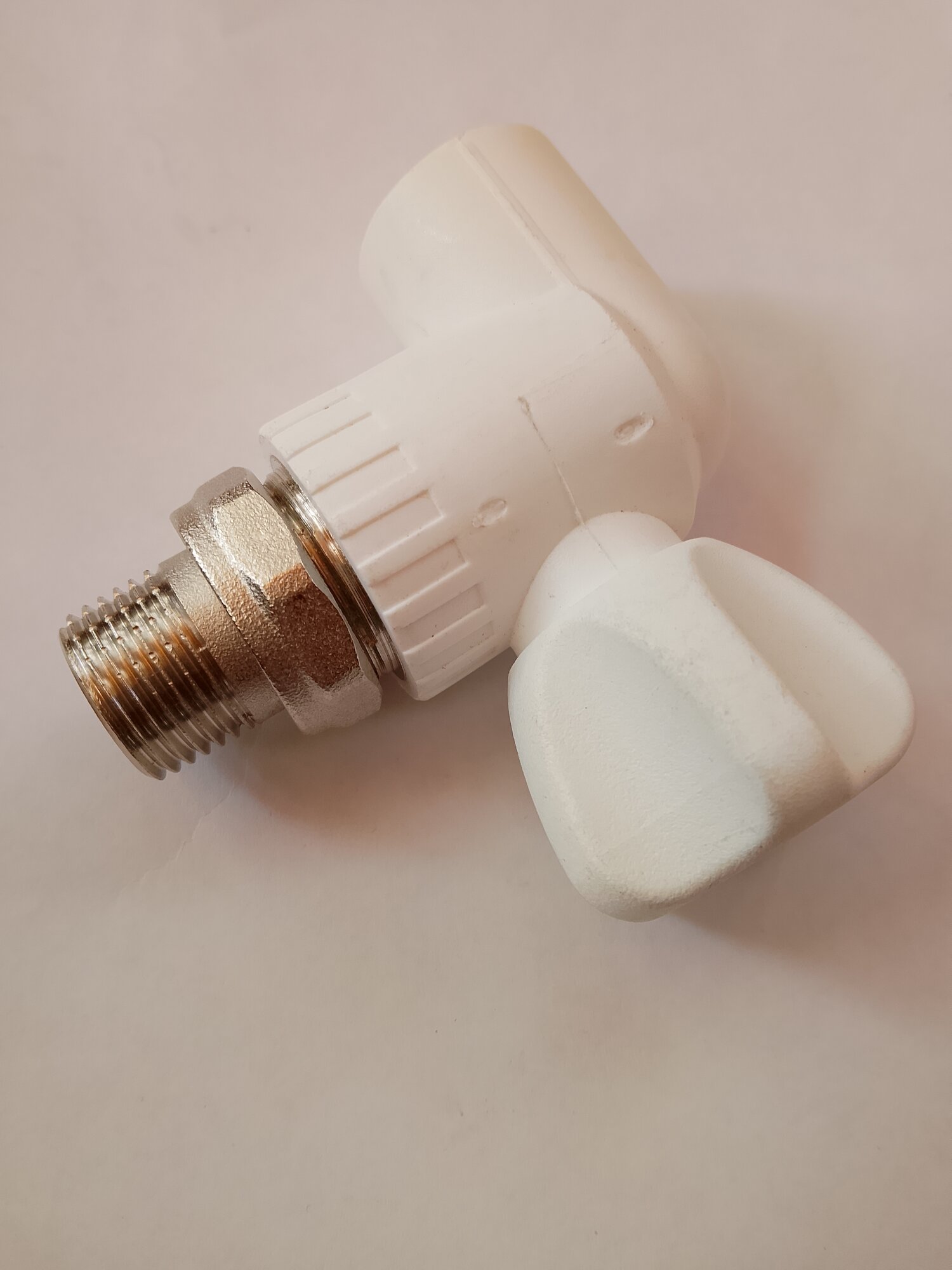 Кран пластиковый для радиатора угловой Millennium диам.20 на 1/2, верхний .