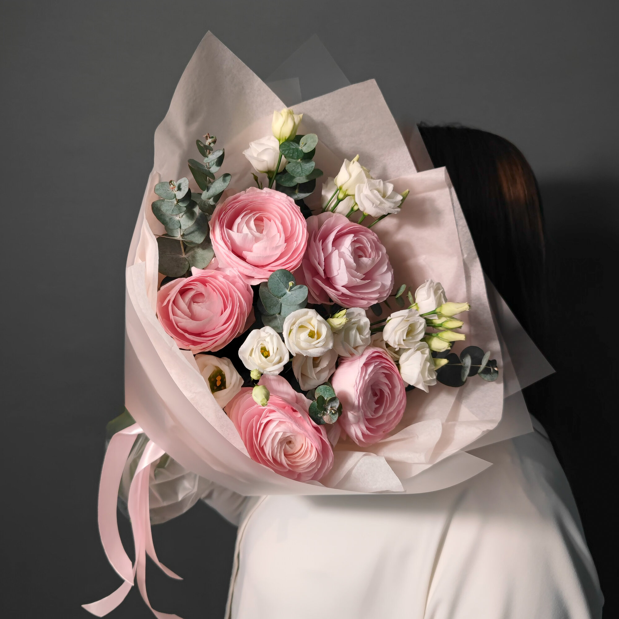 Цветы / Авторский букет с розовыми ранункулюсами , белой эустомой и эвкалиптом