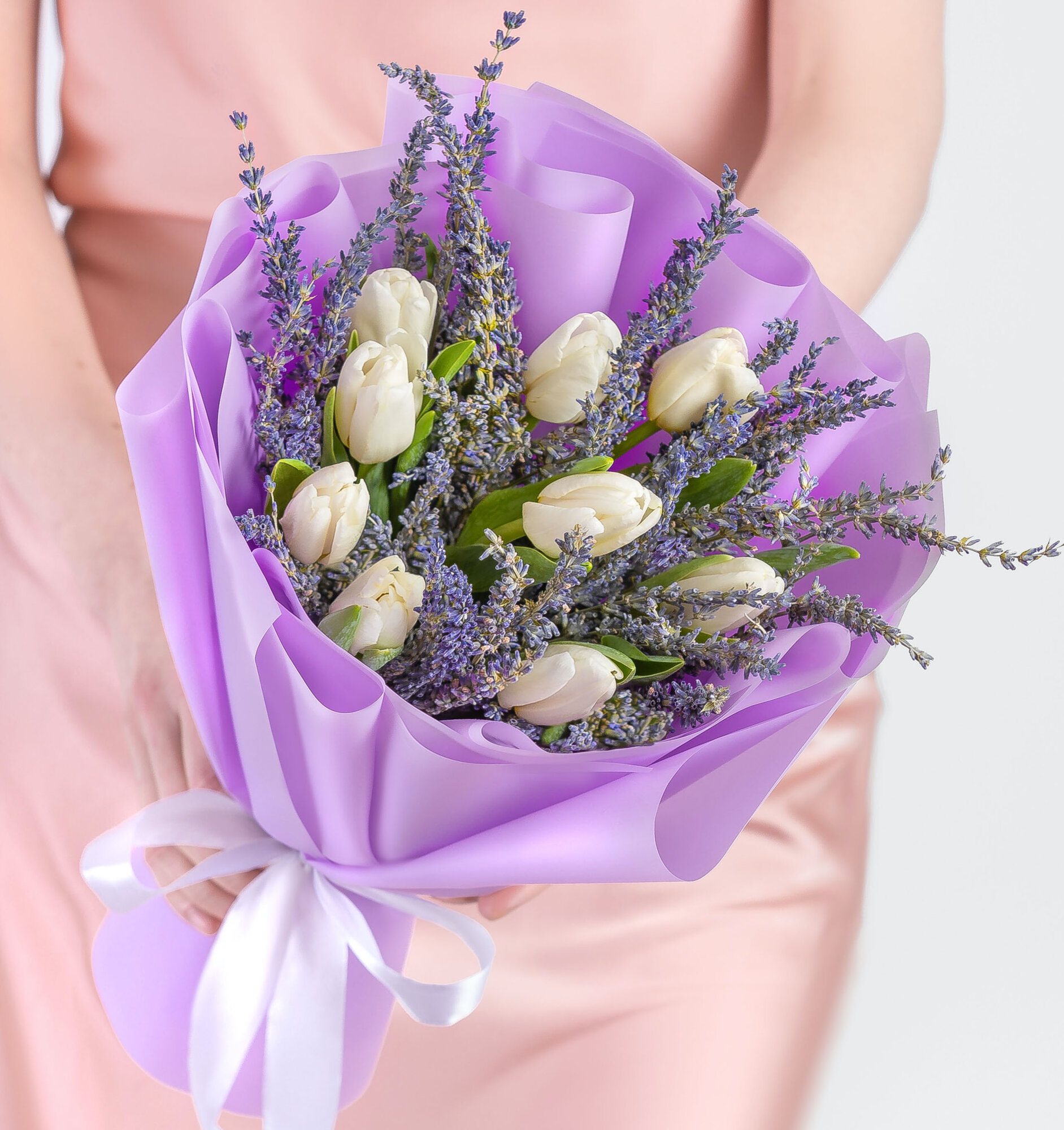Дуо-букет Мегацвет24 "Лаванда и тюльпаны", сиреневый/белый, дизайнерская упаковка