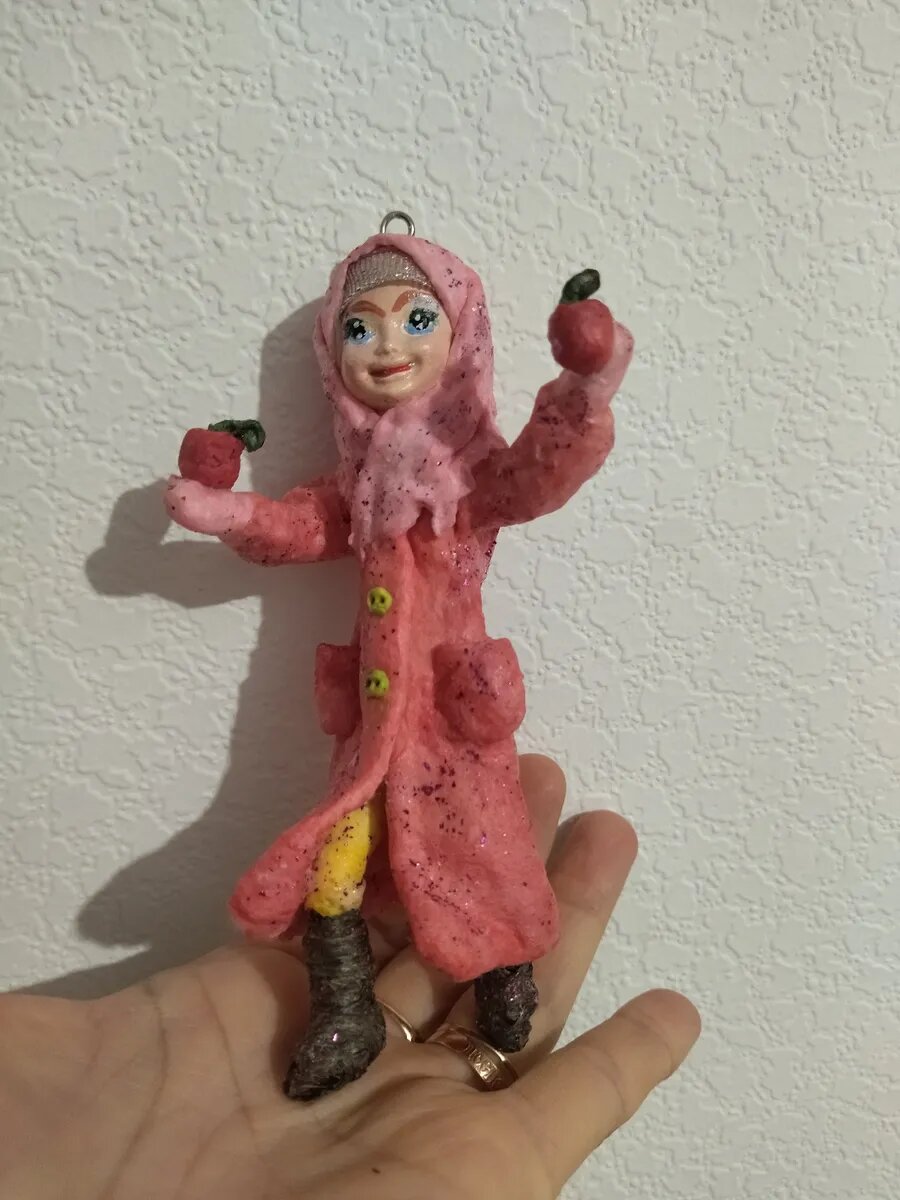 Ватная елочная игрушка "Девочка с яблоками"